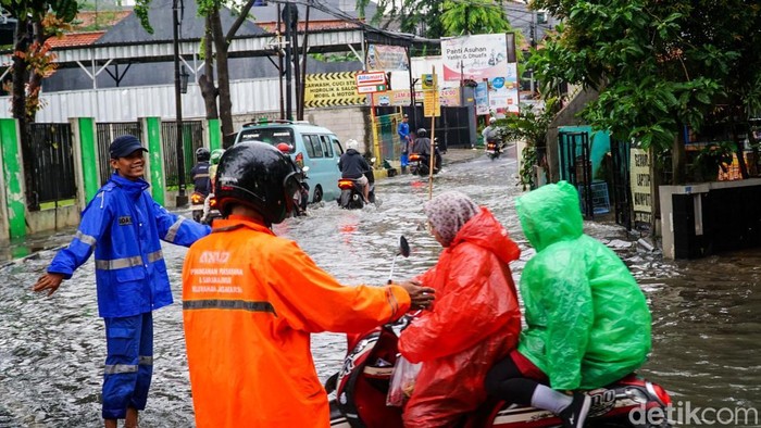 Banjir Rendam Jalan Raya Jagakarsa, Lalu Lintas Tersendat