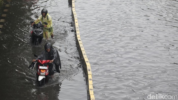 Banjir Rendam Mangga Dua, Jalan Gunung Sahari Ditutup