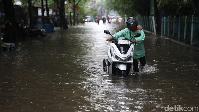 Banjir Rendam Mangga Dua, Jalan Gunung Sahari Ditutup