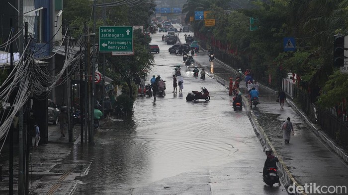 Banjir Rendam Mangga Dua, Jalan Gunung Sahari Ditutup