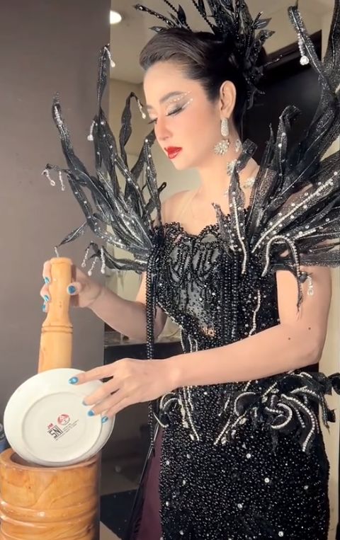 Demi Lesti Kejora, Dewi Perssik Beraksi Bikin Somtam di Belakang Panggung