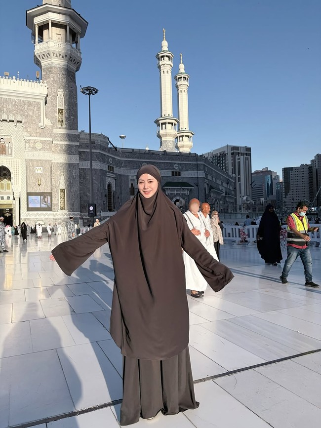 8 Inspirasi Gaya Ayana Moon Pakai Hijab Bergo hingga Pashmina Saat Umrah