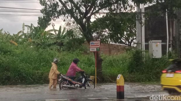 Terjang Banjir di Jalan Jogja-Solo Klaten, Sejumlah Motor Mogok