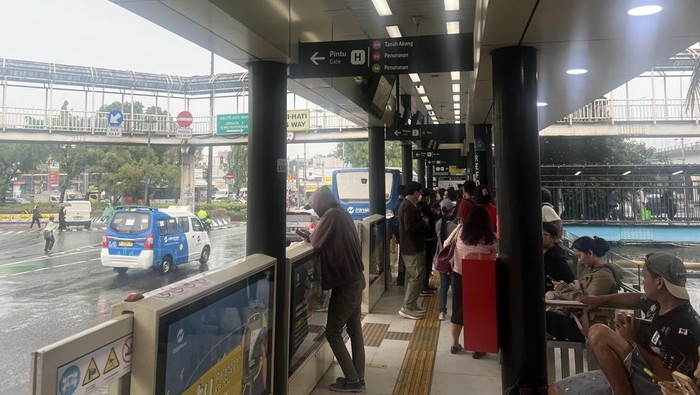 Jalan Kena Banjir, Bus TransJ Koridor 9 Arah Pluit Cuma Sampai Grogol