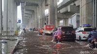 Macet di Kelapa Gading gara-gara Genangan, Ada Motor Mogok