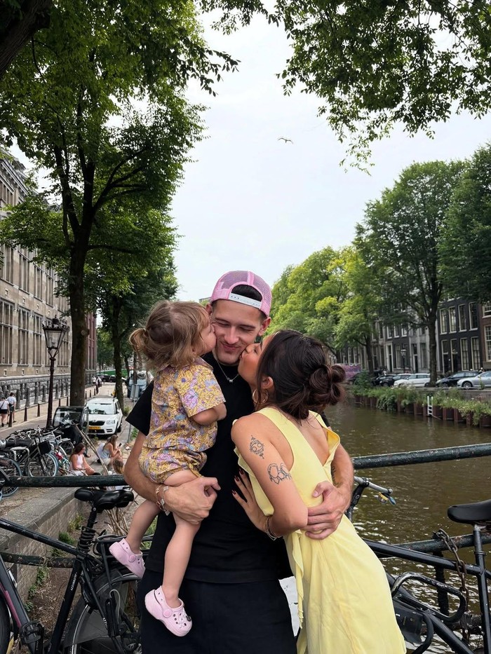 Jennifer Coppen dan Justin Hubner Foto Berlatar Biru, Siap Melangkah ...