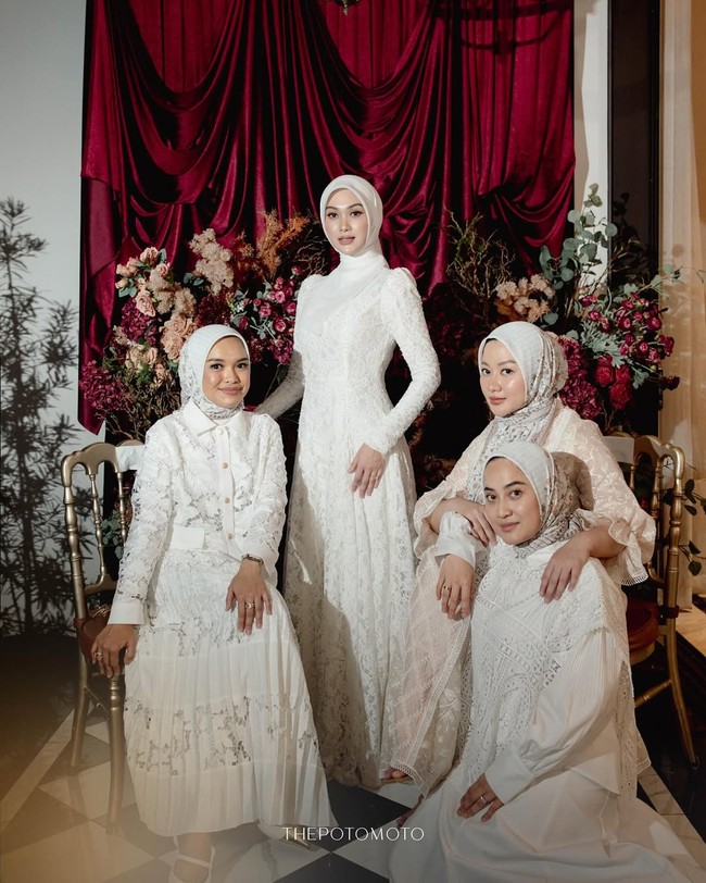 Dilamar COO Mobil Listrik, Intip Gaya Hijab Clean Look Indah Nada Puspita