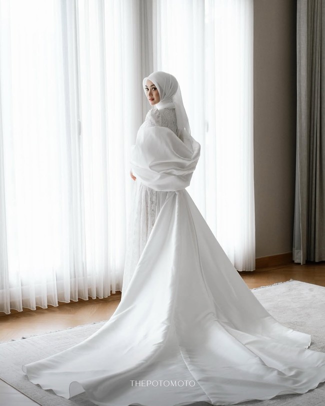 Dilamar COO Mobil Listrik, Intip Gaya Hijab Clean Look Indah Nada Puspita