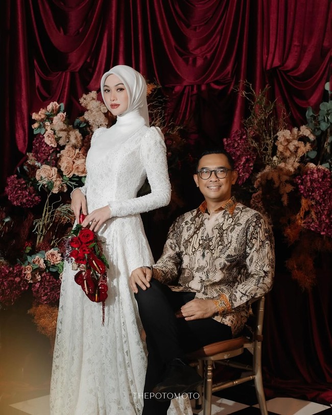 Dilamar COO Mobil Listrik, Intip Gaya Hijab Clean Look Indah Nada Puspita