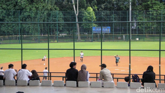 Lapangan Softball GBK Jadi Tempat Rehat Pulang Kerja hingga Piknik Warga