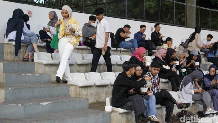 Lapangan Softball GBK Jadi Tempat Rehat Pulang Kerja hingga Piknik Warga