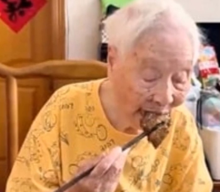 Gokil! Nenek Berusia 100 Tahun Ini Sukses Jadi Food Vlogger Viral