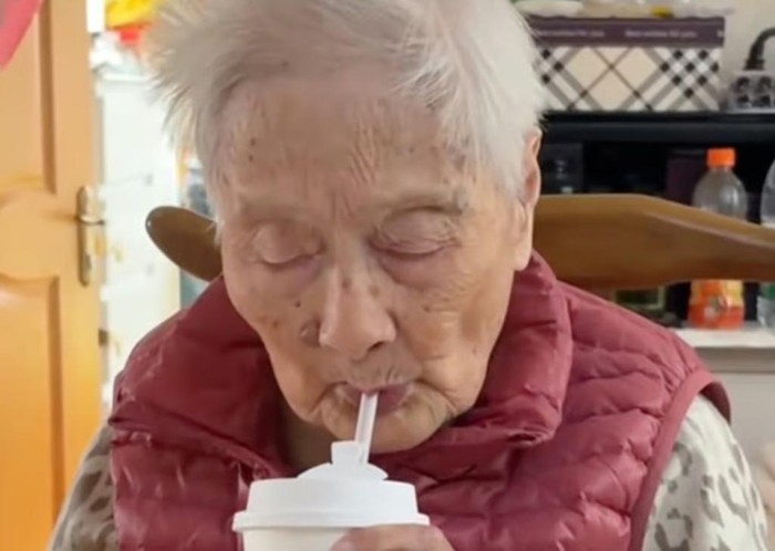 Gokil! Nenek Berusia 100 Tahun Ini Sukses Jadi Food Vlogger Viral