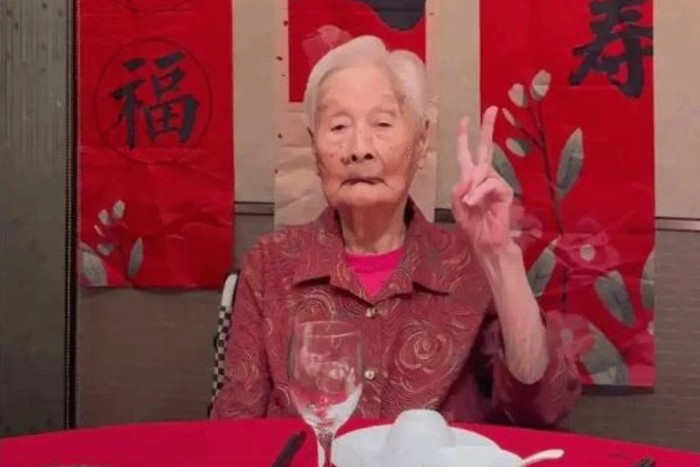 Gokil! Nenek Berusia 100 Tahun Ini Sukses Jadi Food Vlogger Viral