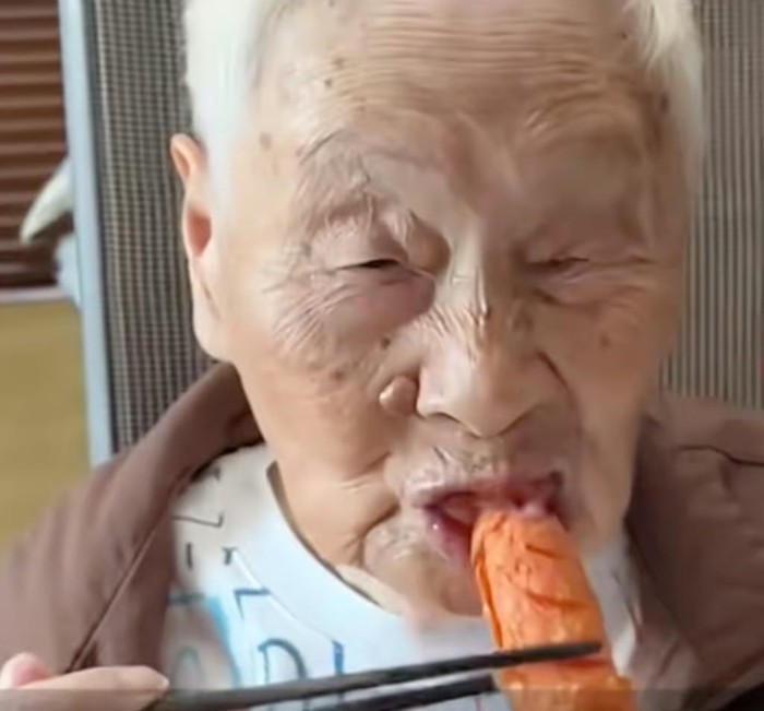 Gokil! Nenek Berusia 100 Tahun Ini Sukses Jadi Food Vlogger Viral