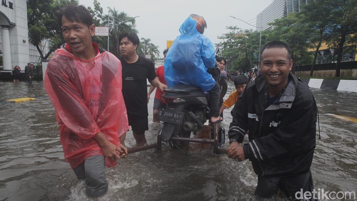 Ojek Gerobak Jadi Andalan Warga Saat Banjir Rendam Mangga Dua