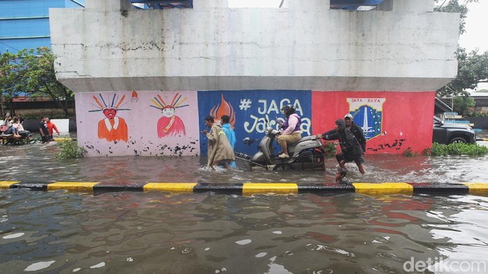 Ojek Gerobak Jadi Andalan Warga Saat Banjir Rendam Mangga Dua
