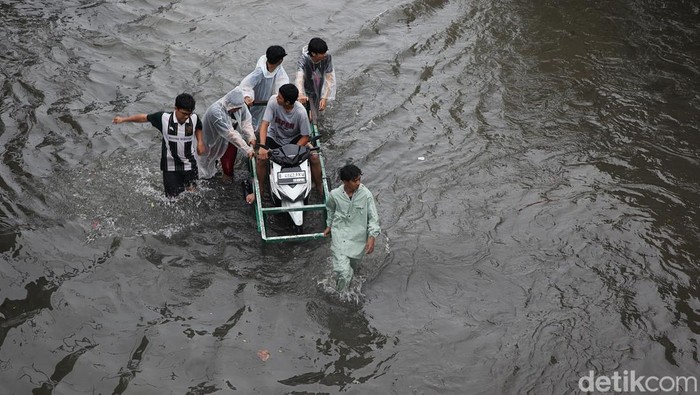 Ojek Gerobak Jadi Andalan Warga Saat Banjir Rendam Mangga Dua