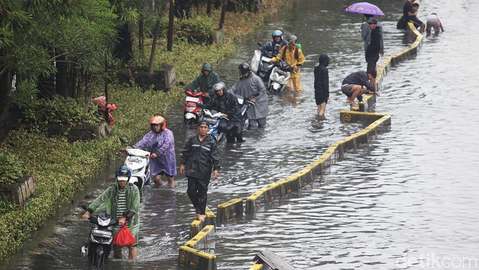 Potret Warga Dorong Motor Mogok hingga Bajaj Terobos Banjir
