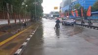 Jalan Gunung Sahari Masih Tergenang Banjir 40 Cm Pagi Ini, Mobil Bisa ...