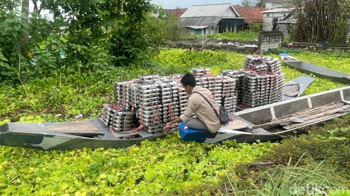Pengiriman MBG di Lamongan Menggunakan Perahu Akibat Banjir