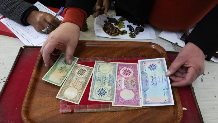 Saat Koin Kuno dan Prangko Lawas Menghidupkan Pasar Kolektor Baghdad