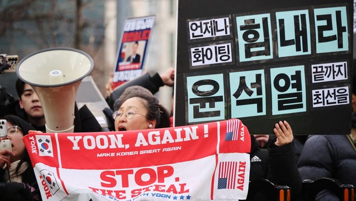 Sidang Akhir Dugaan Makar, Pendukung Sambut Yoon di Pengadilan Seoul