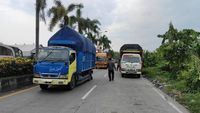 Sopir Truk Kucing-kucingan Parkir Liar di Jalan Terminal Mengwi