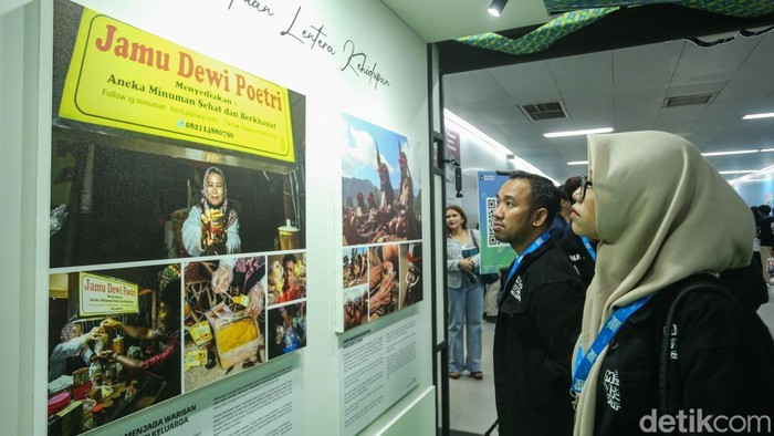 Cerita Perempuan Tangguh Menghiasi Ruang Transit MRT Jakarta