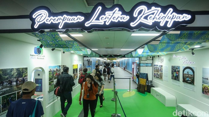 Cerita Perempuan Tangguh Menghiasi Ruang Transit MRT Jakarta