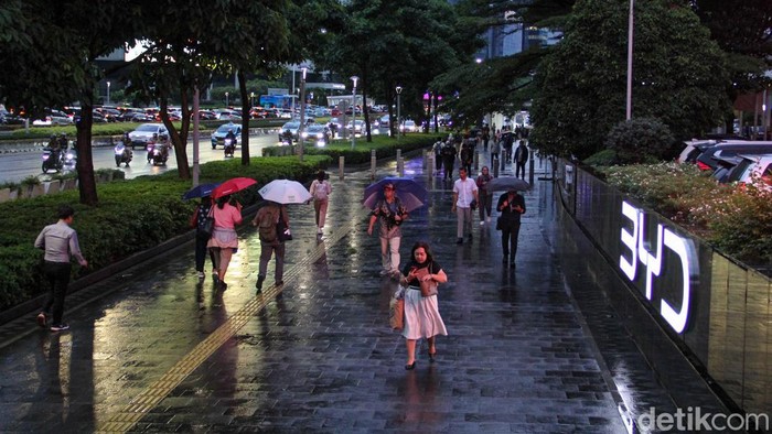 Hujan Reda, Kemacetan Mengular di Jalan Sudirman