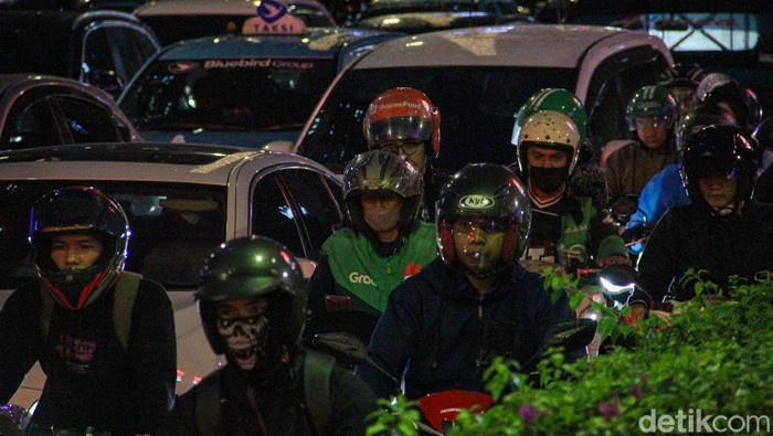 Hujan Reda, Kemacetan Mengular di Jalan Sudirman