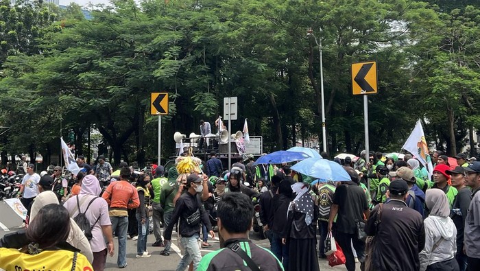 Massa Ojol Demo di Kedubes AS, Jalan Medan Merdeka Selatan Jakpus Ditutup