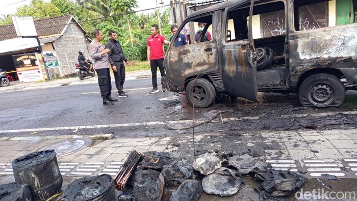 Carry Angkut BBM Terbakar di Dekat SPBU Borobudur Magelang