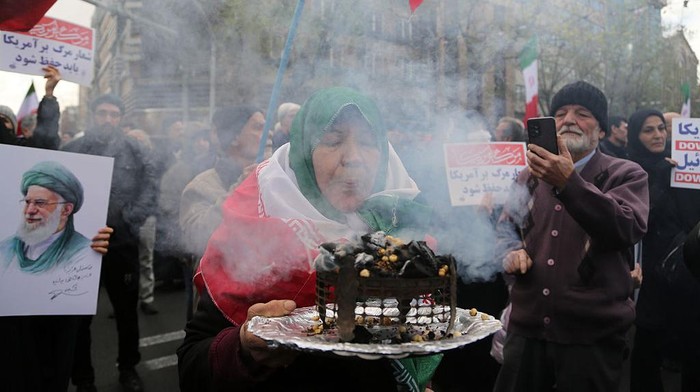 Pemakaman Massal Personel Keamanan Iran Digelar di Teheran