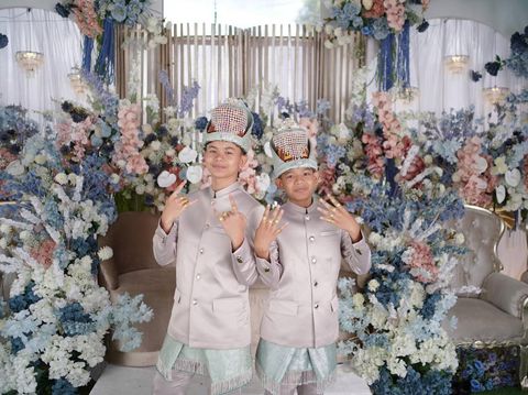 Sunatan Rasa Resepsi Nikah! Bocah Ini Viral Tampil Pakai Deretan Cincin ...