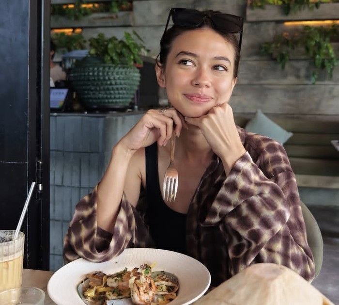 Asyiknya Yuki Kato Bersantai Ditemani Es Kelapa hingga Kopi Susu!