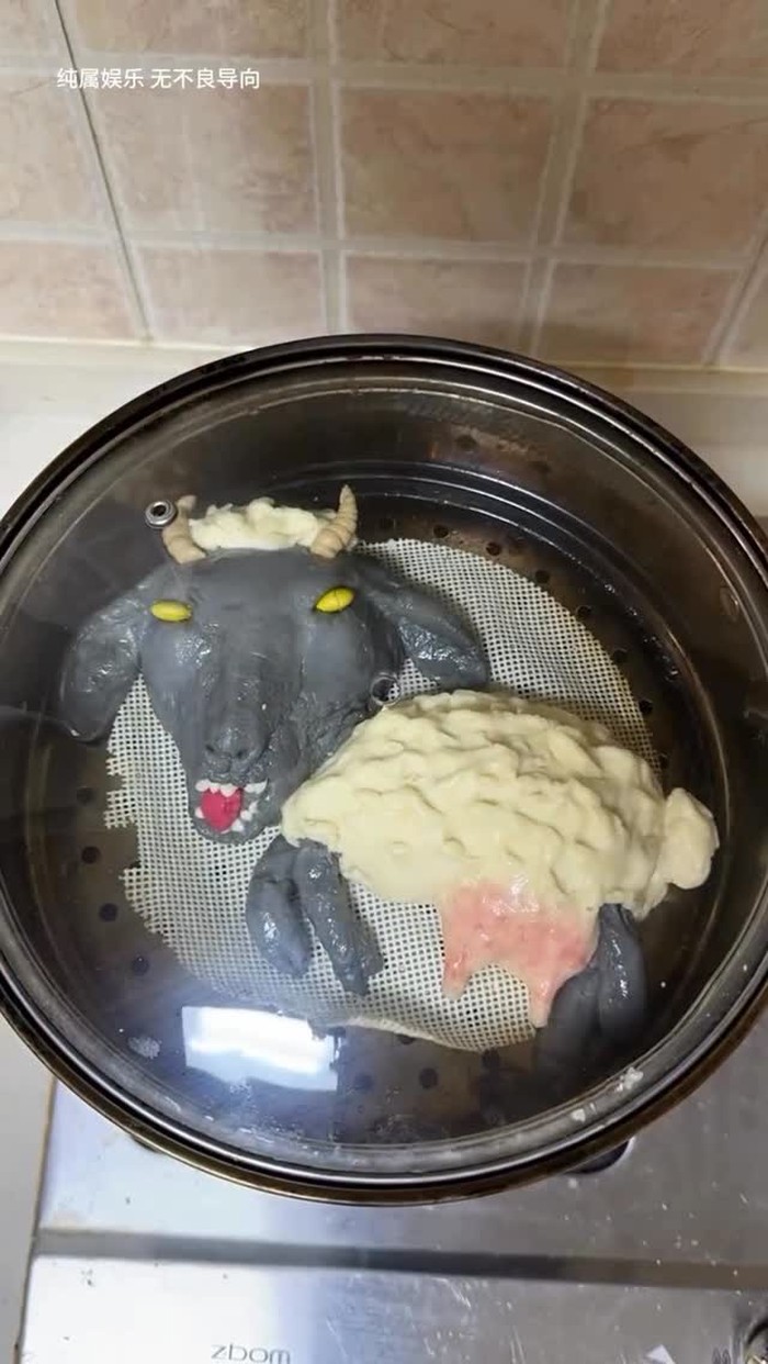 Bikin Bergidik! Roti Kukus Buruk Rupa Bentuk Babi hingga Kecoak