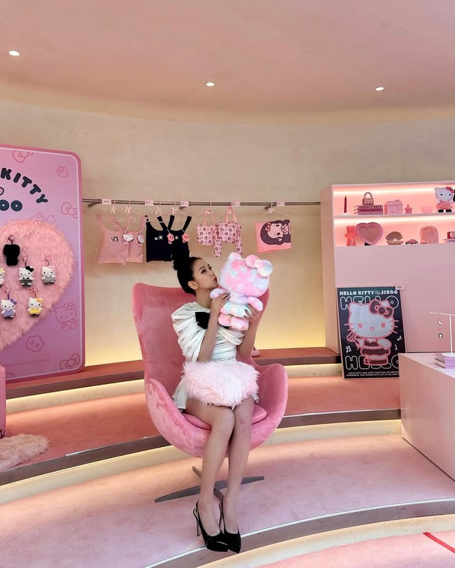Jisoo BLACKPINK Collab Bareng Hello Kitty, Rilis Tumbler Hingga Blind Box