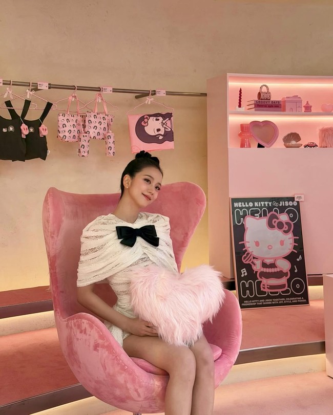 Jisoo BLACKPINK Collab Bareng Hello Kitty, Rilis Tumbler Hingga Blind Box
