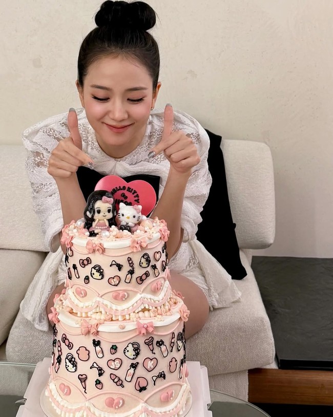 Jisoo BLACKPINK Collab Bareng Hello Kitty, Rilis Tumbler Hingga Blind Box