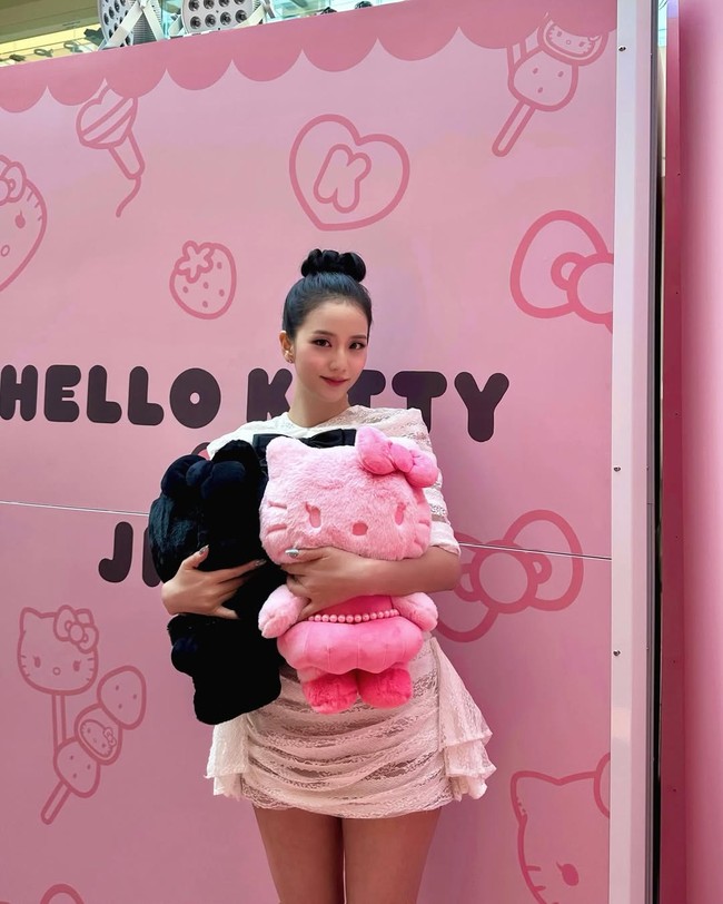 Jisoo BLACKPINK Collab Bareng Hello Kitty, Rilis Tumbler Hingga Blind Box