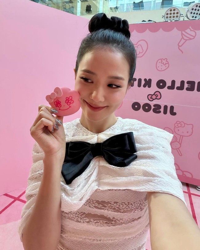 Jisoo BLACKPINK Collab Bareng Hello Kitty, Rilis Tumbler Hingga Blind Box