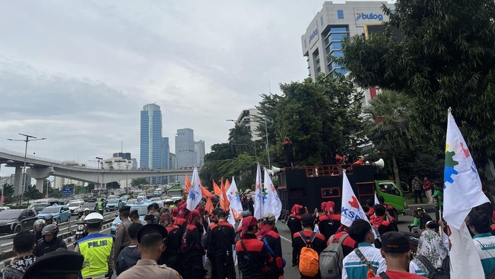 Tinggalkan DPR, Massa Buruh Lanjut Demo di Kemnaker RI