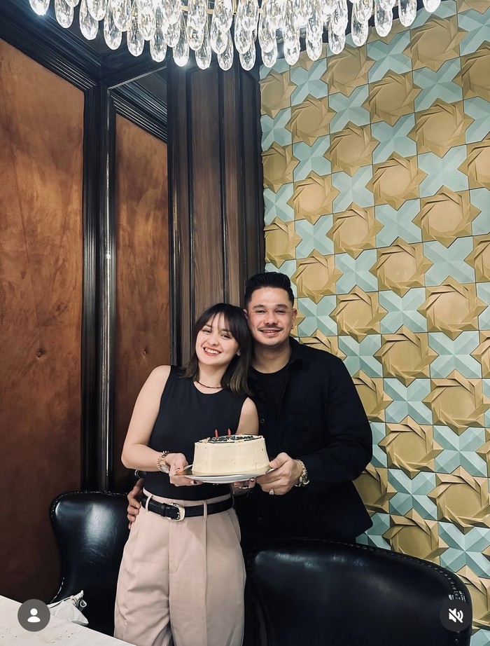 Mesra! Joanna Alexandra Makan Steak dan Es Krim bersama Tunangannya