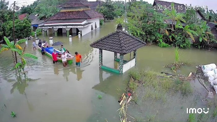 Banjir Terjang Pati, Jenazah Diantar Pakai Perahu ke Pemakaman