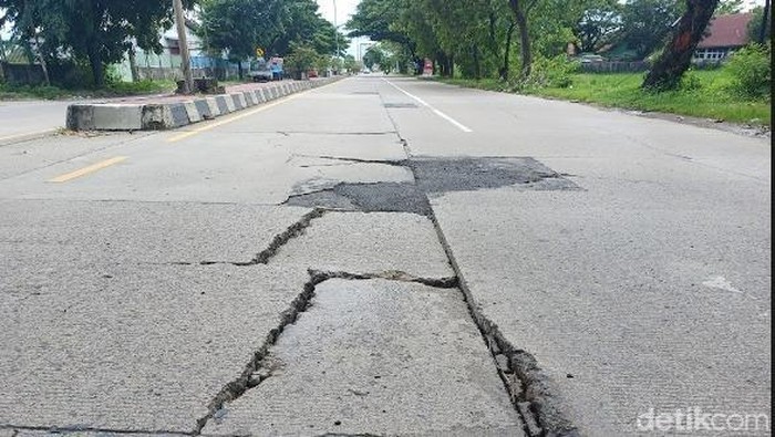 Penampakan Jalan Trans Sulawesi di Pangkep Penuh Lubang Bikin Ban Mobil ...