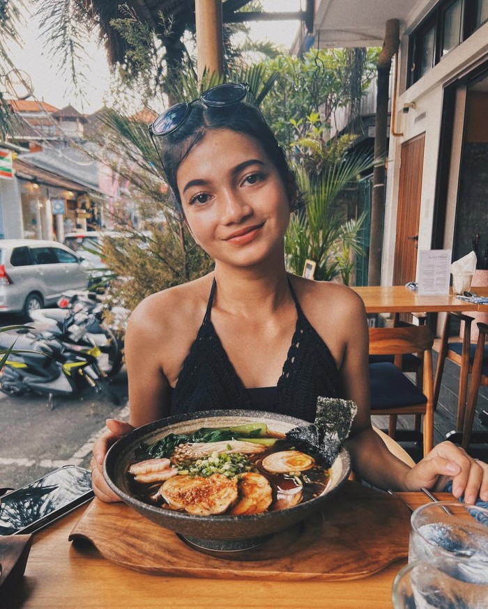 Manisnya Gaya Ratu Sofya saat Cicip Cromboloni hingga Tiramisu