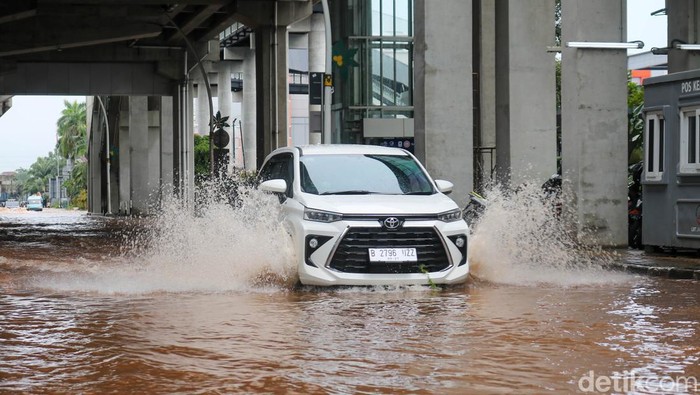 Banjir Rendam Depan Mall Kelapa Gading, Aktivitas Warga Tersendat