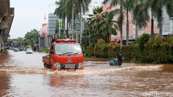 Banjir Rendam Depan Mall Kelapa Gading, Aktivitas Warga Tersendat